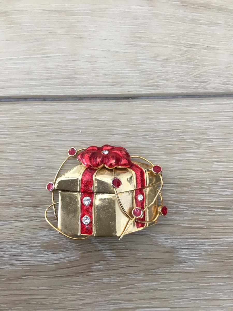 Vintage present brooch | EstateSales.org