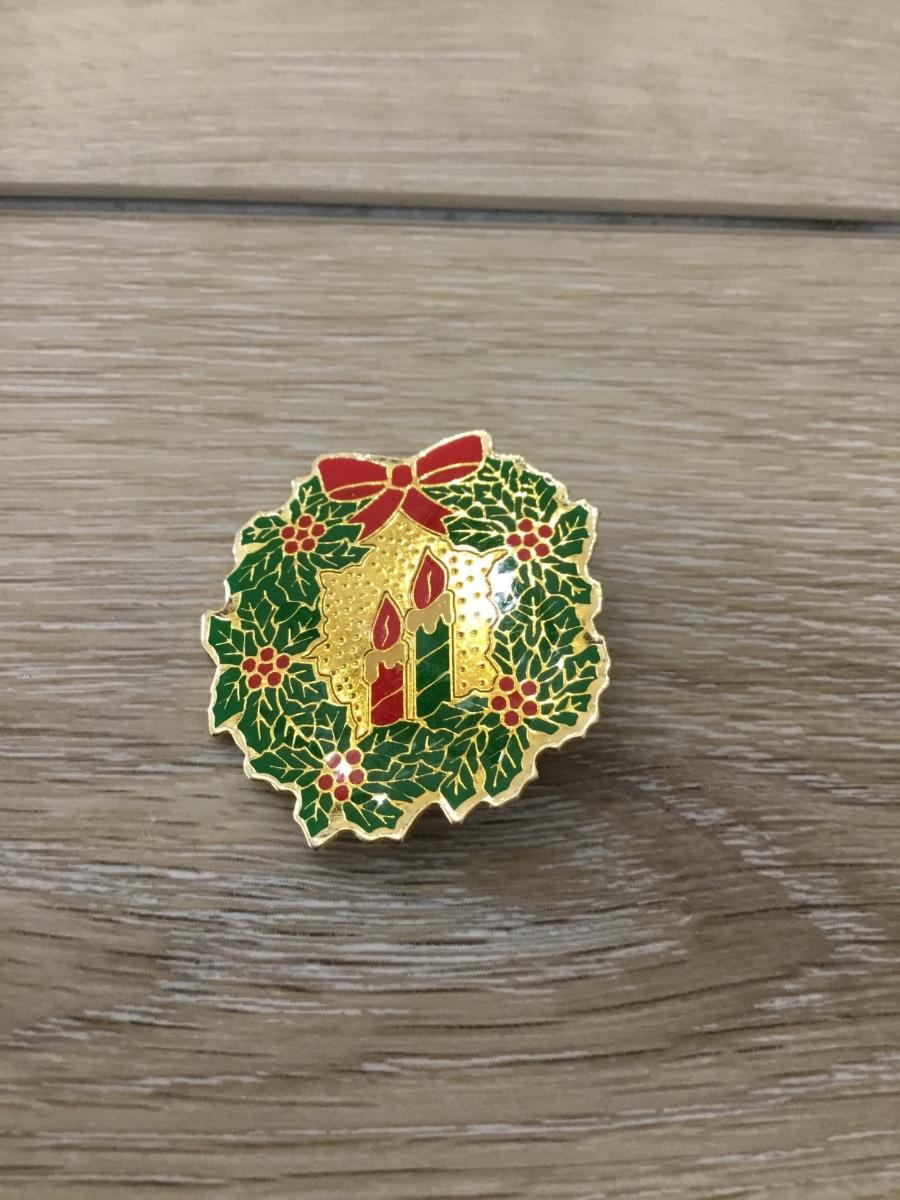 Gold tone vintage wreath pin | EstateSales.org