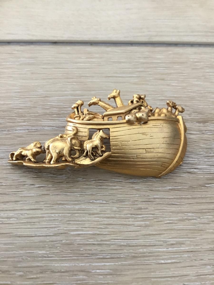 AJC fashion vintage brooch | EstateSales.org