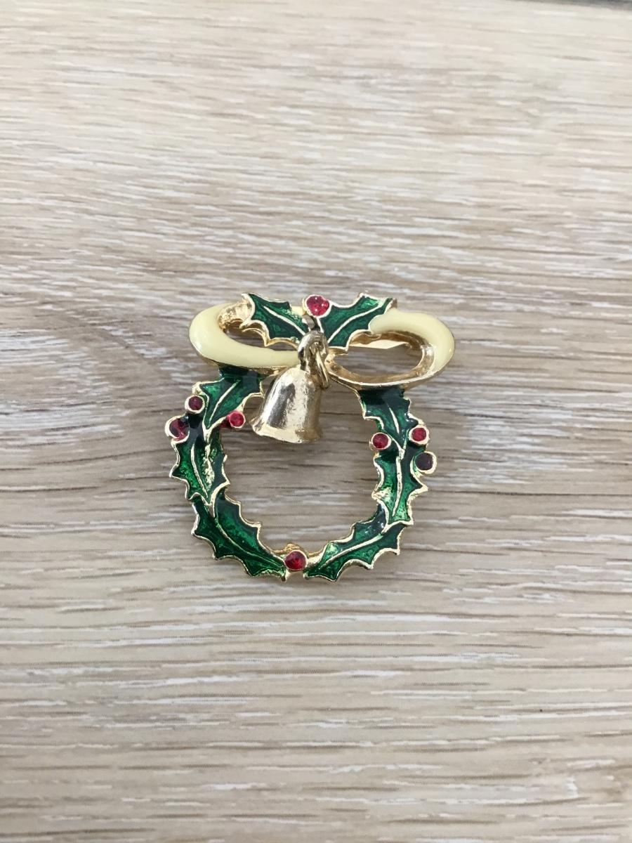 Gold tone vintage wreath and bell pin | EstateSales.org