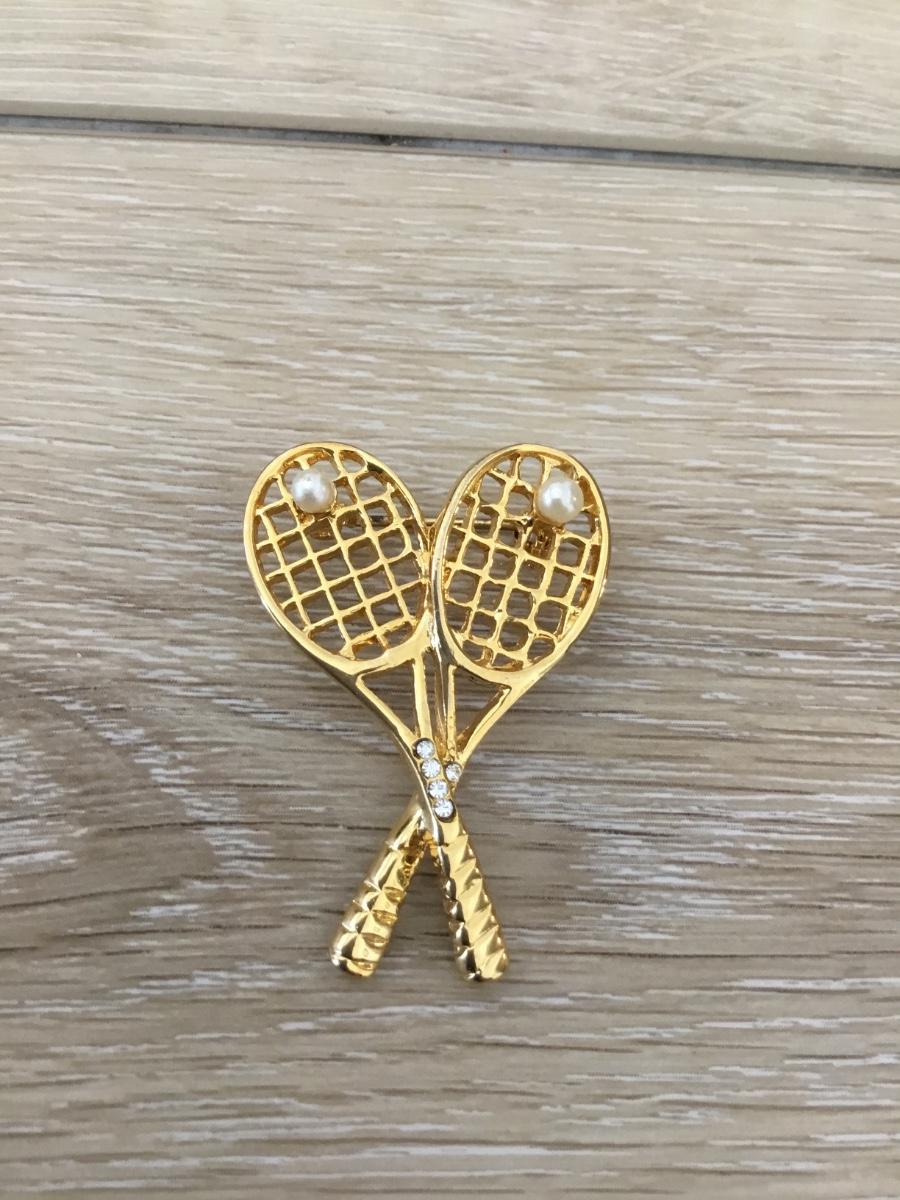 Gold tone vintage tennis racket pin | EstateSales.org