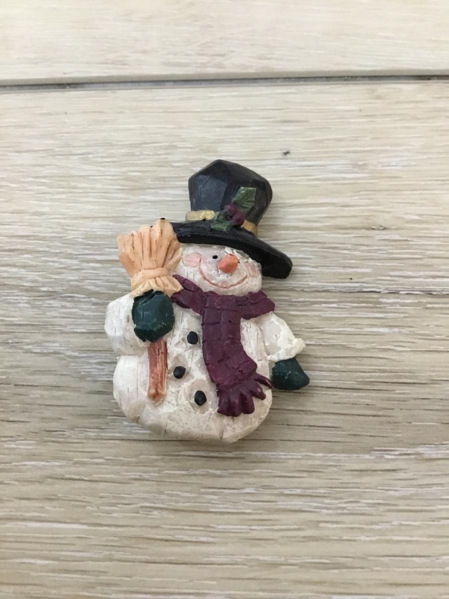 Vintage snowman pin | EstateSales.org