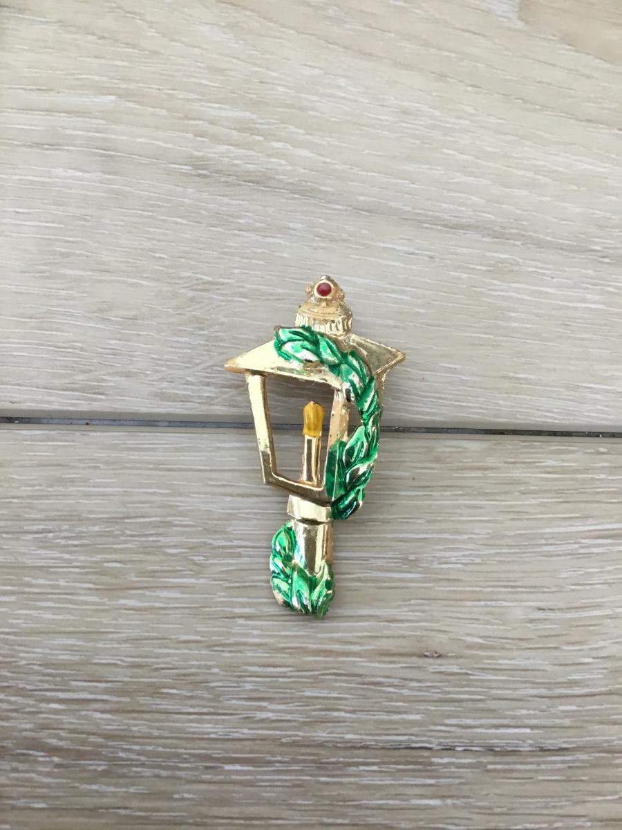 Gold tone vintage lantern pin | EstateSales.org