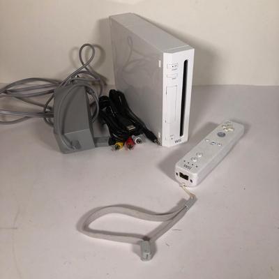 LOT 17D: 2006 Nintendo Wii Model RVL-001(USA) w/ Controller, Power & A ...