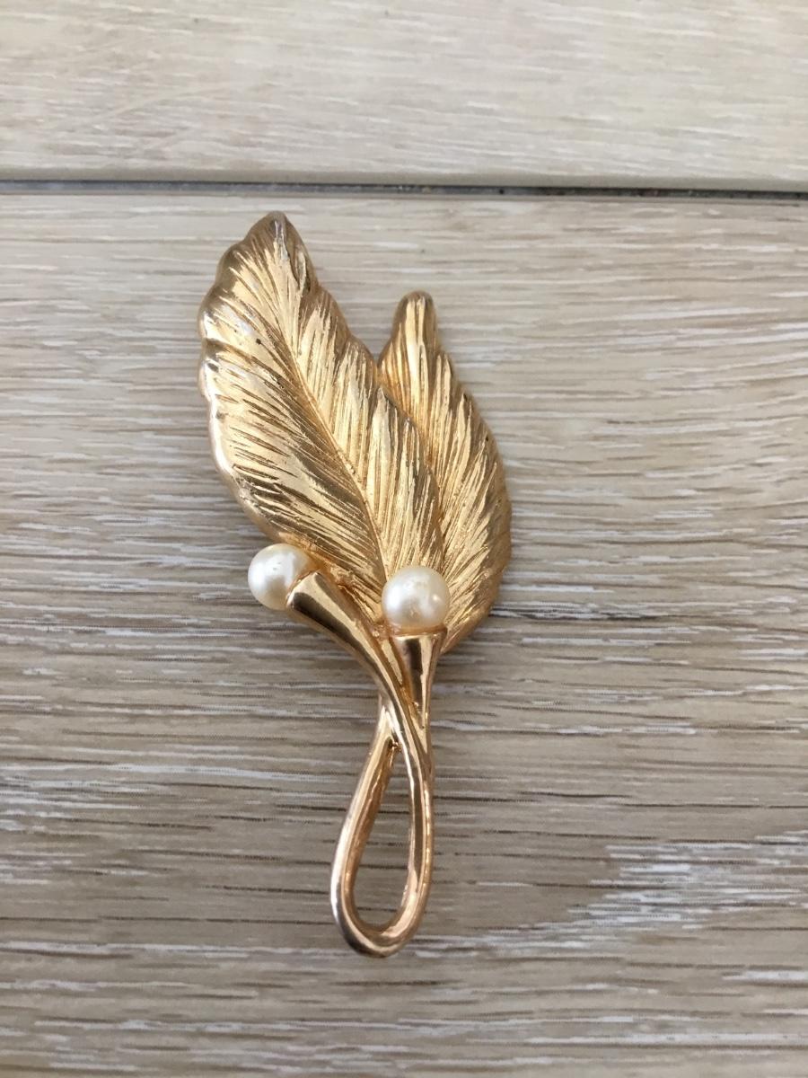 Vintage fashion brooch | EstateSales.org