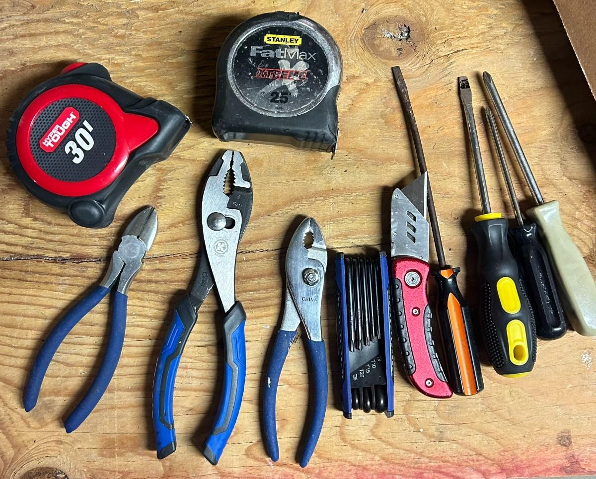 Random Hand Tools and Measuring tapes | EstateSales.org