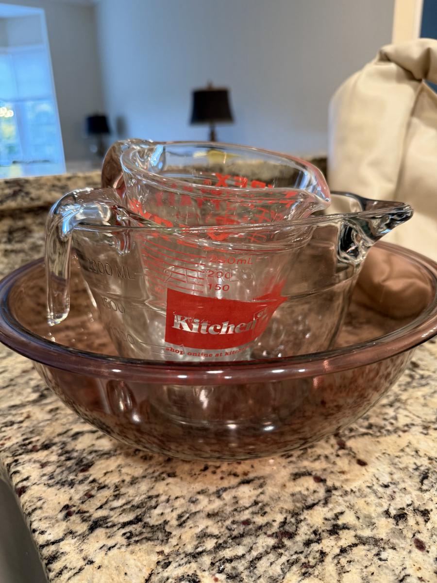 Pyrex measuring cups and mixing bowl | EstateSales.org