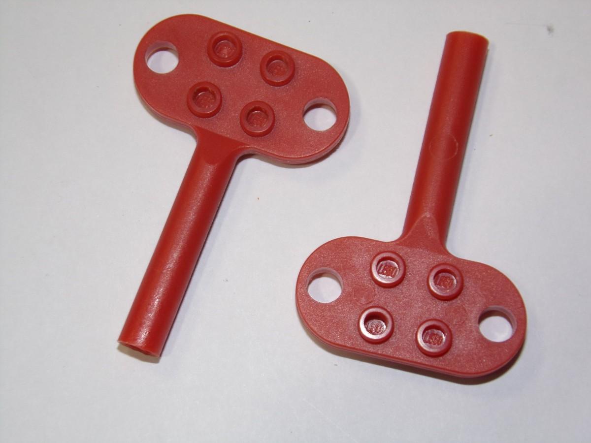 LEGO 2 wind-up keys | EstateSales.org