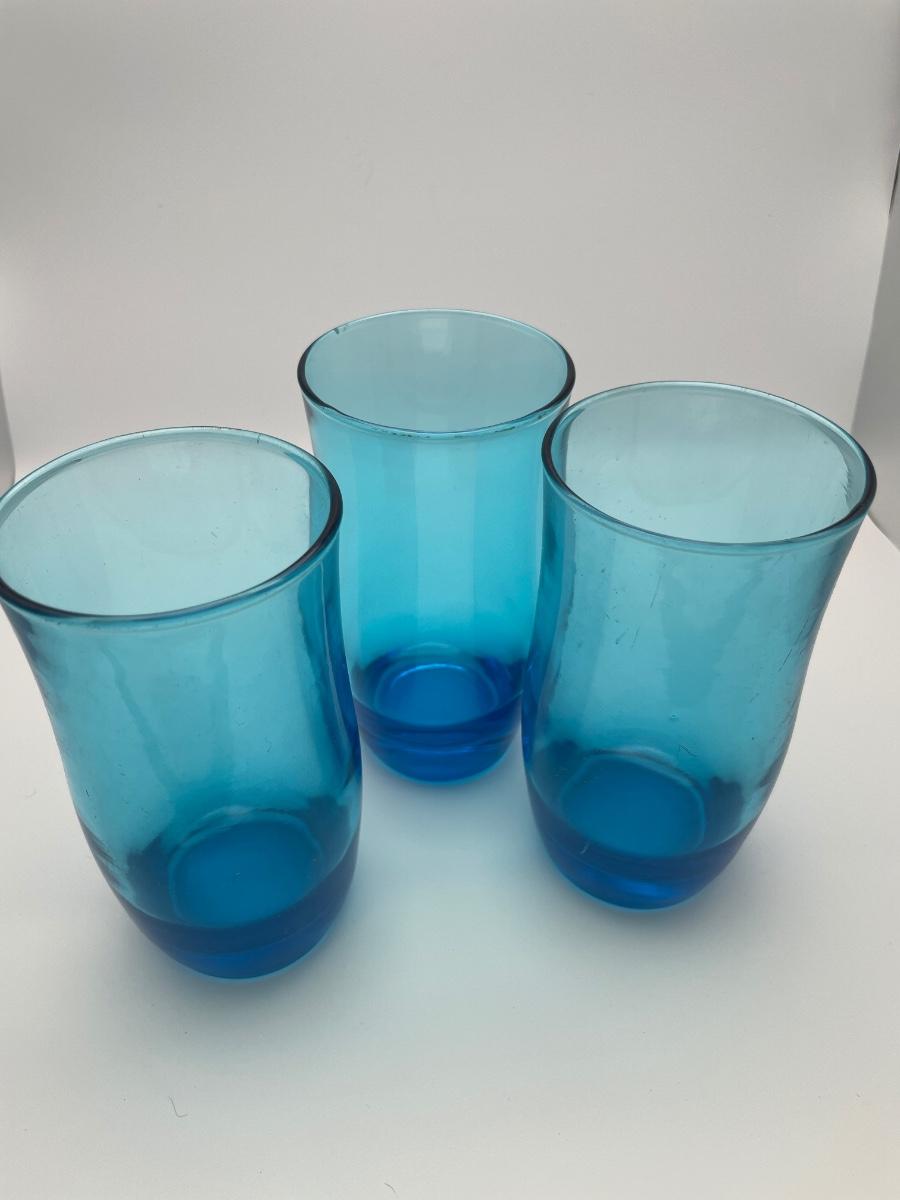 14 stunning pool blue drinking glasses | EstateSales.org