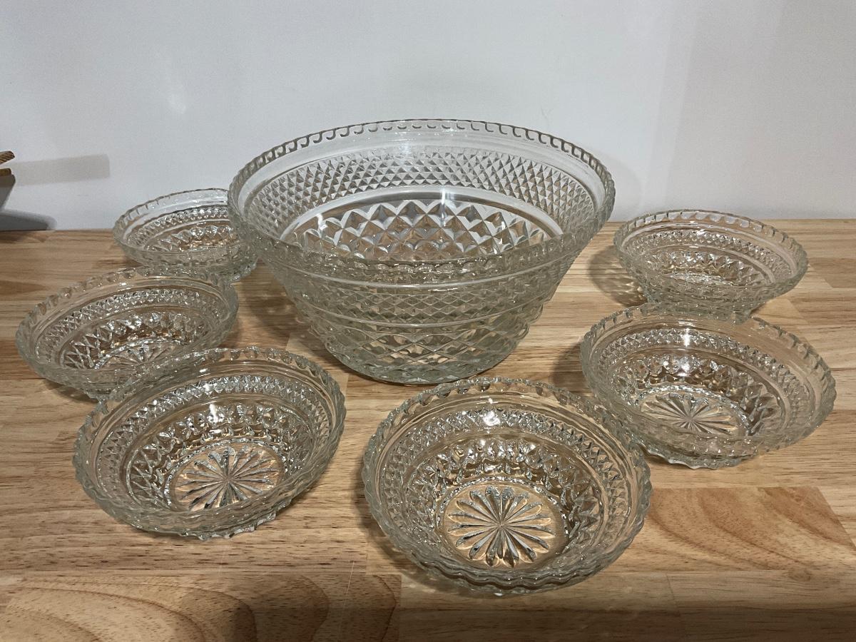 Crystal Salad Serving bowl with 6 bowls | EstateSales.org
