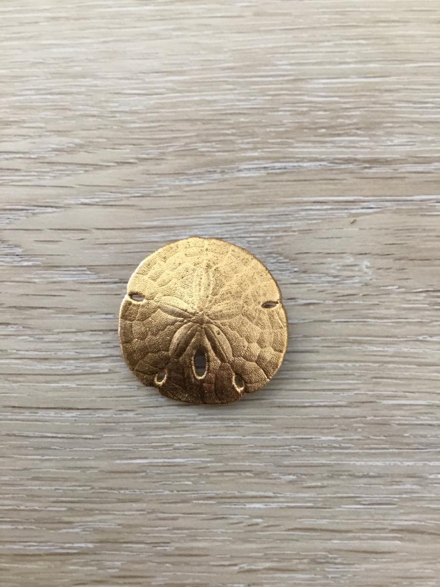 Gold tone vintage shell pin | EstateSales.org