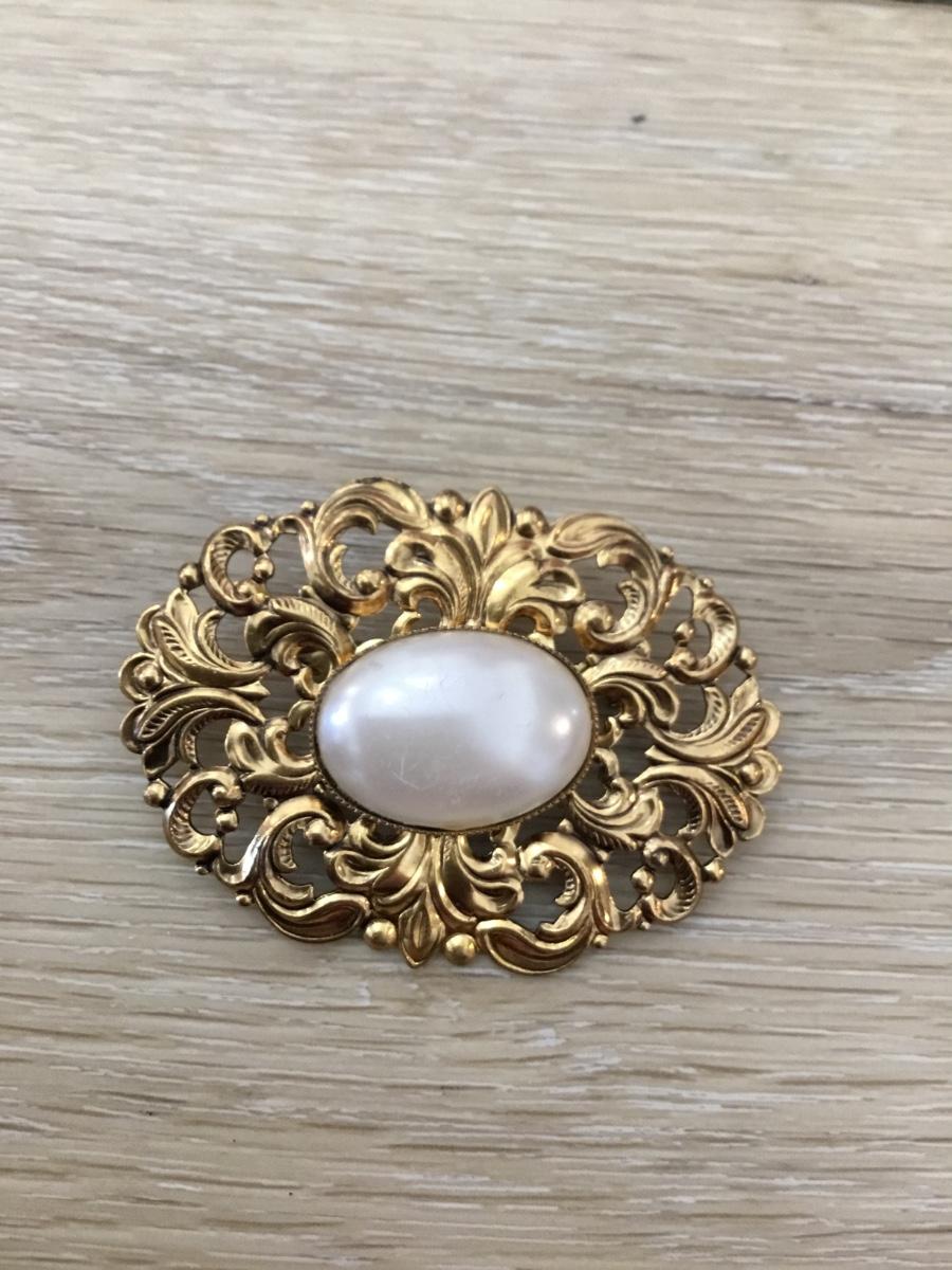 Gold tone vintage costume brooch | EstateSales.org
