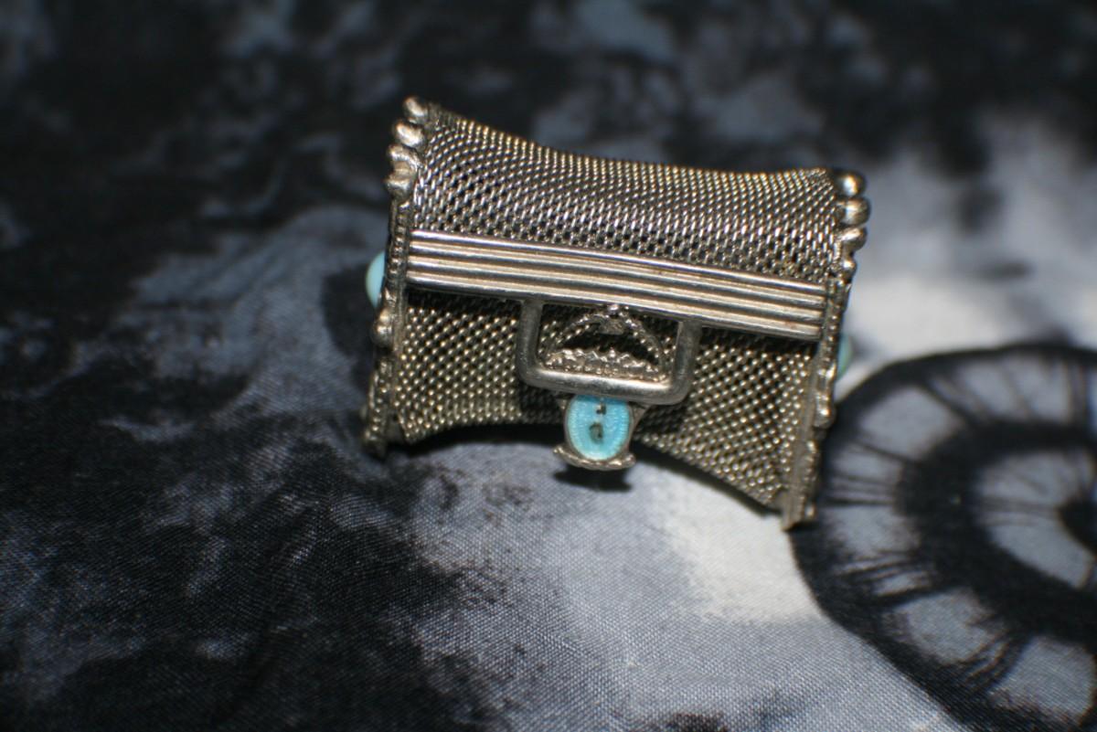 Vintage Mesh Mini Trunk Trinket Box | EstateSales.org