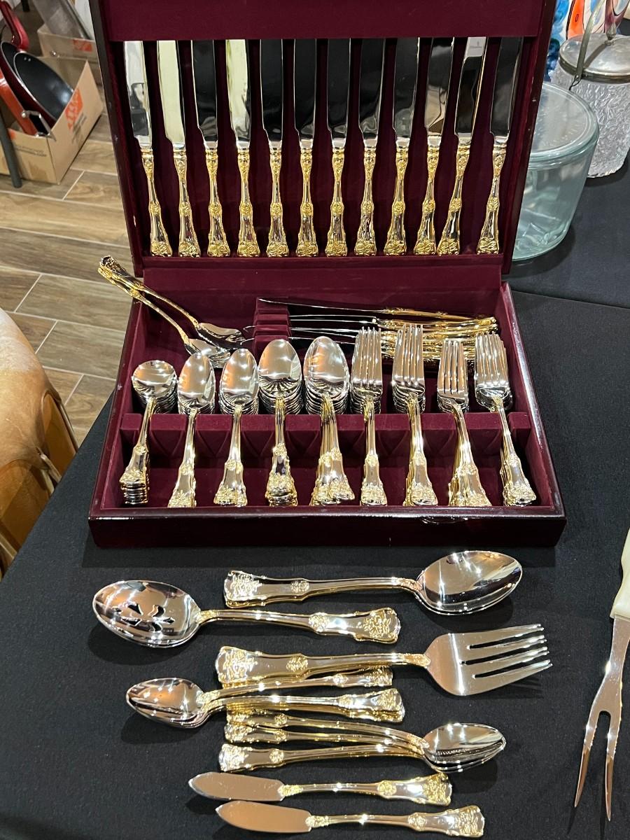 Royal Albert Old Country Roses 126 Piece Flatware Set | EstateSales.org