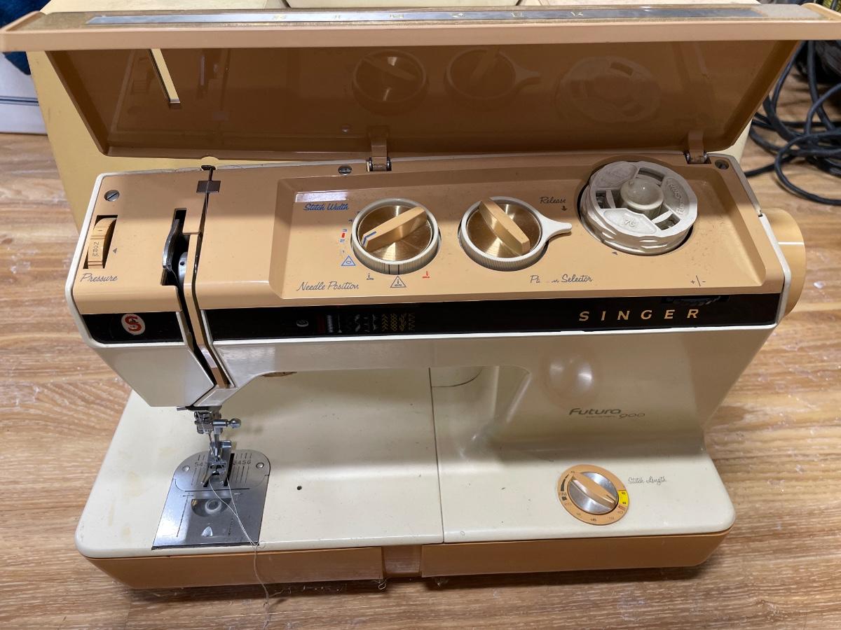 Singer Futura 900 sewing machine | EstateSales.org