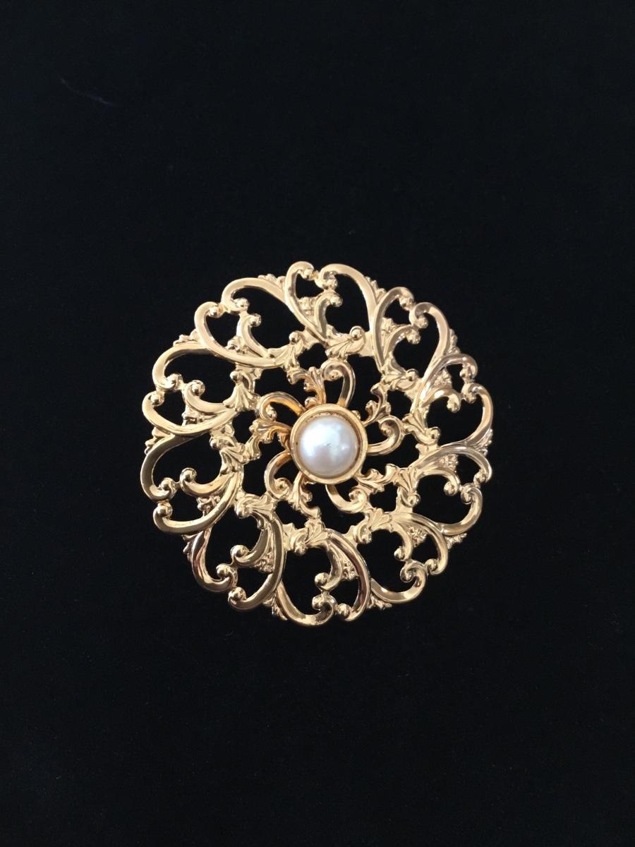 Gold tone costume fashion push pin | EstateSales.org