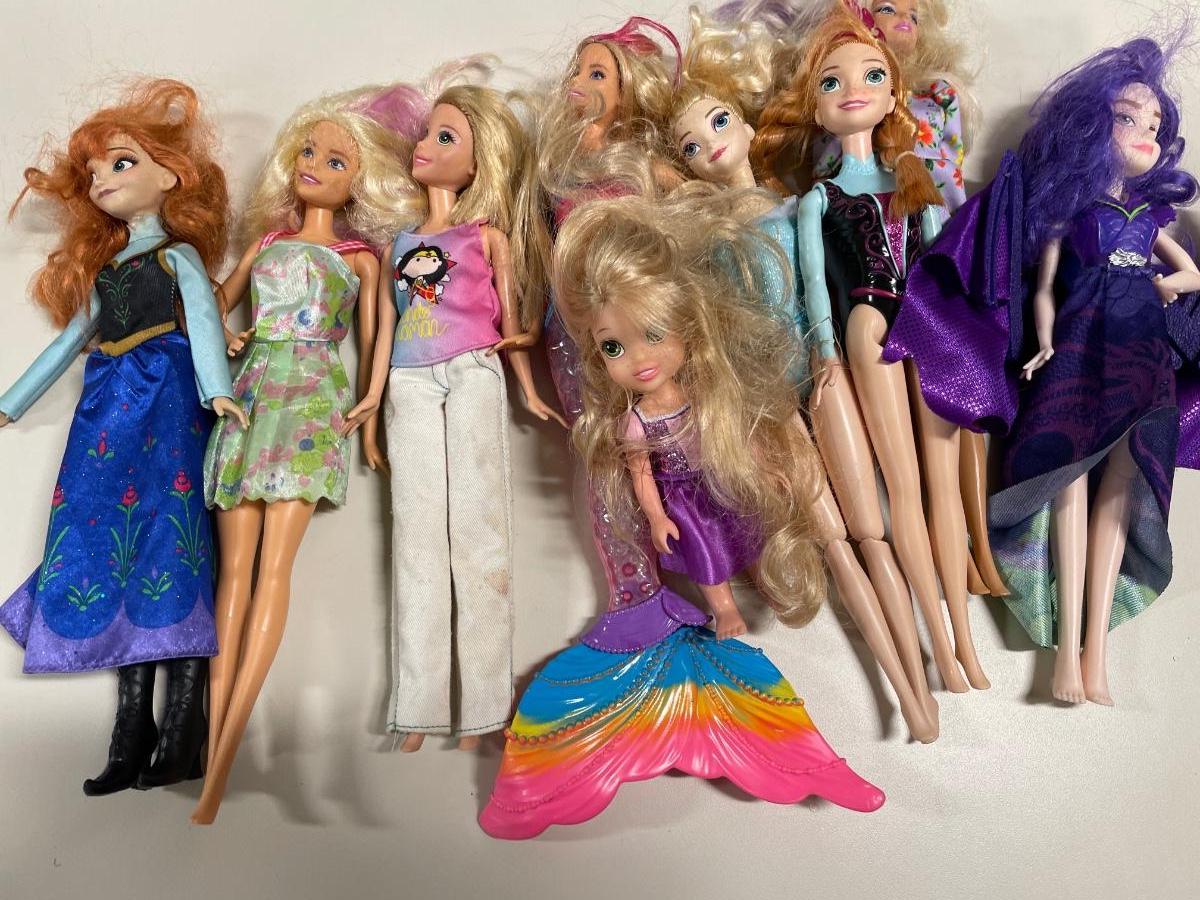 Barbie and Frozen dolls | EstateSales.org