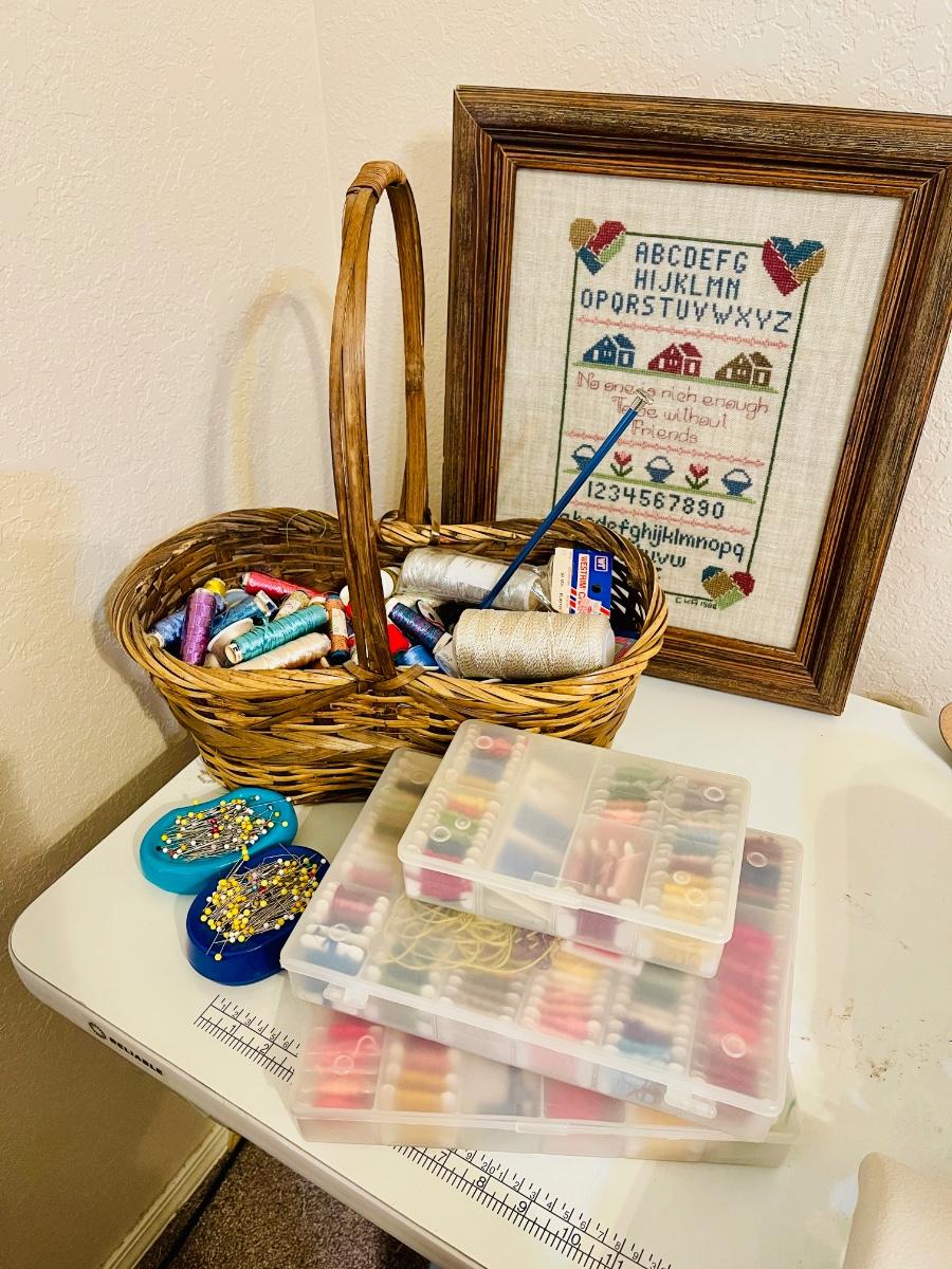 Lots of Thread Lot | EstateSales.org