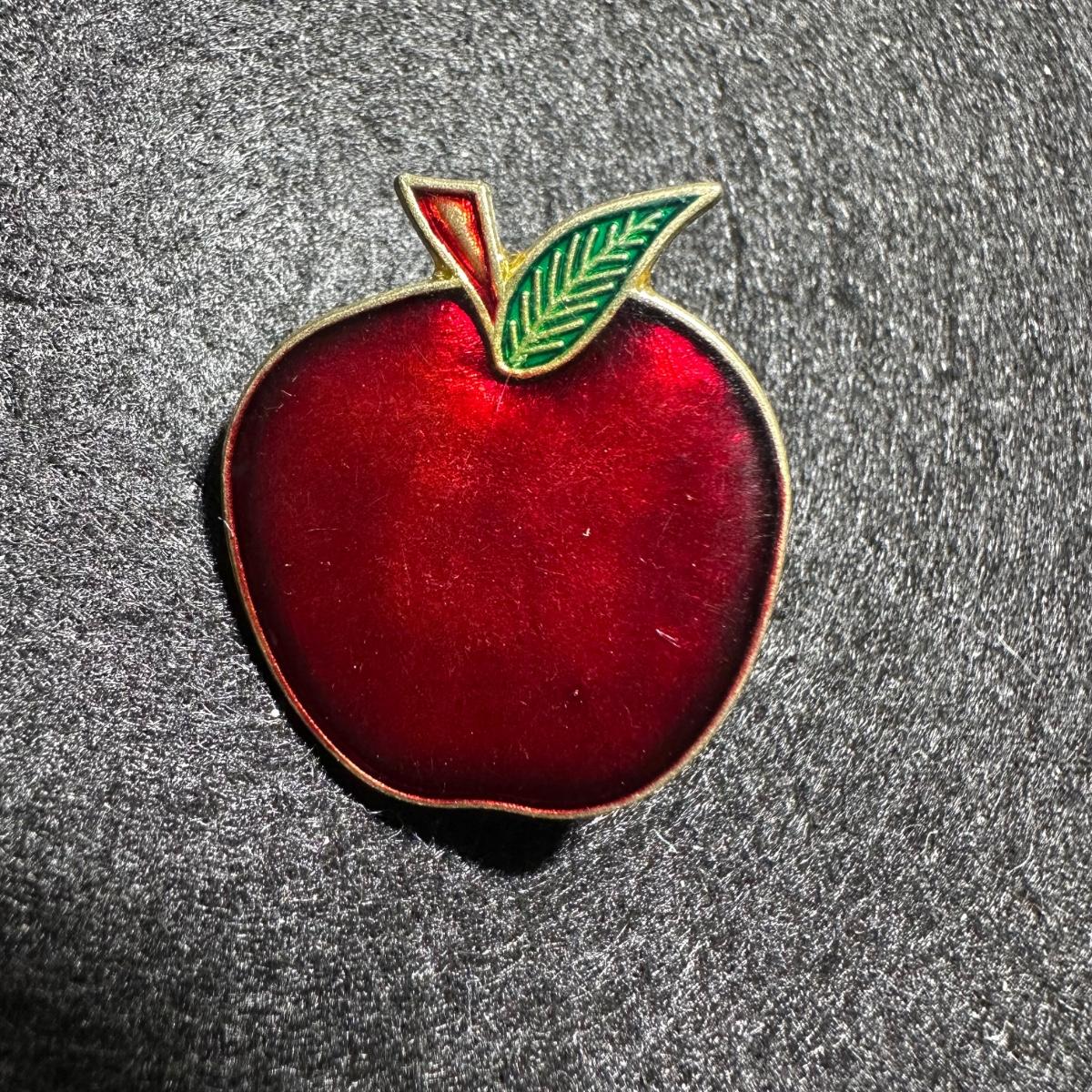 Vintage adorable apple pin | EstateSales.org
