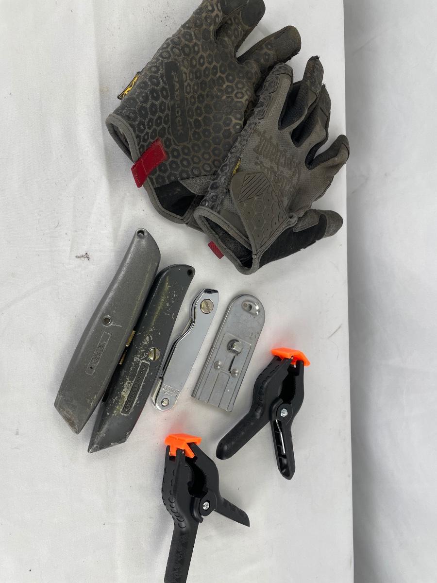 Work gloves and razor blades | EstateSales.org