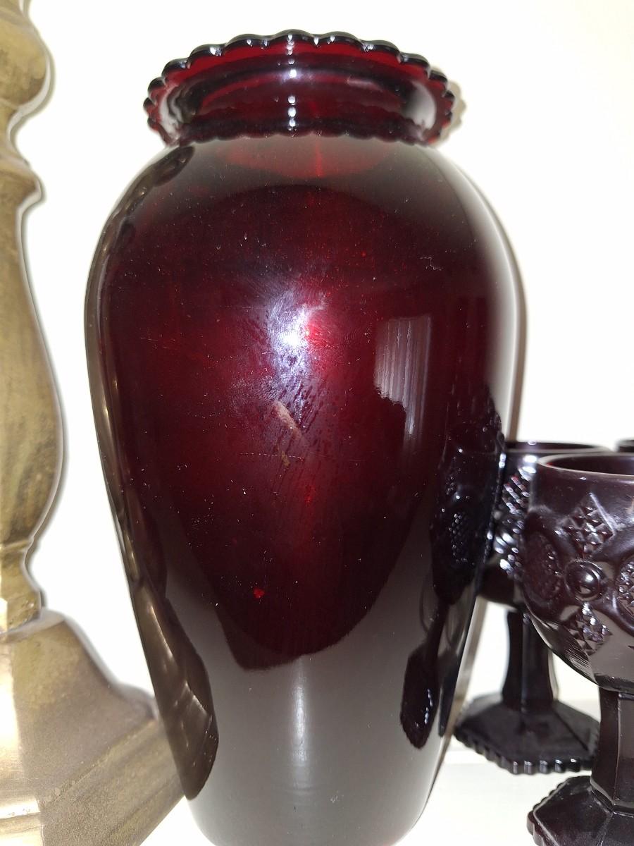 Ruby Red Vase | EstateSales.org