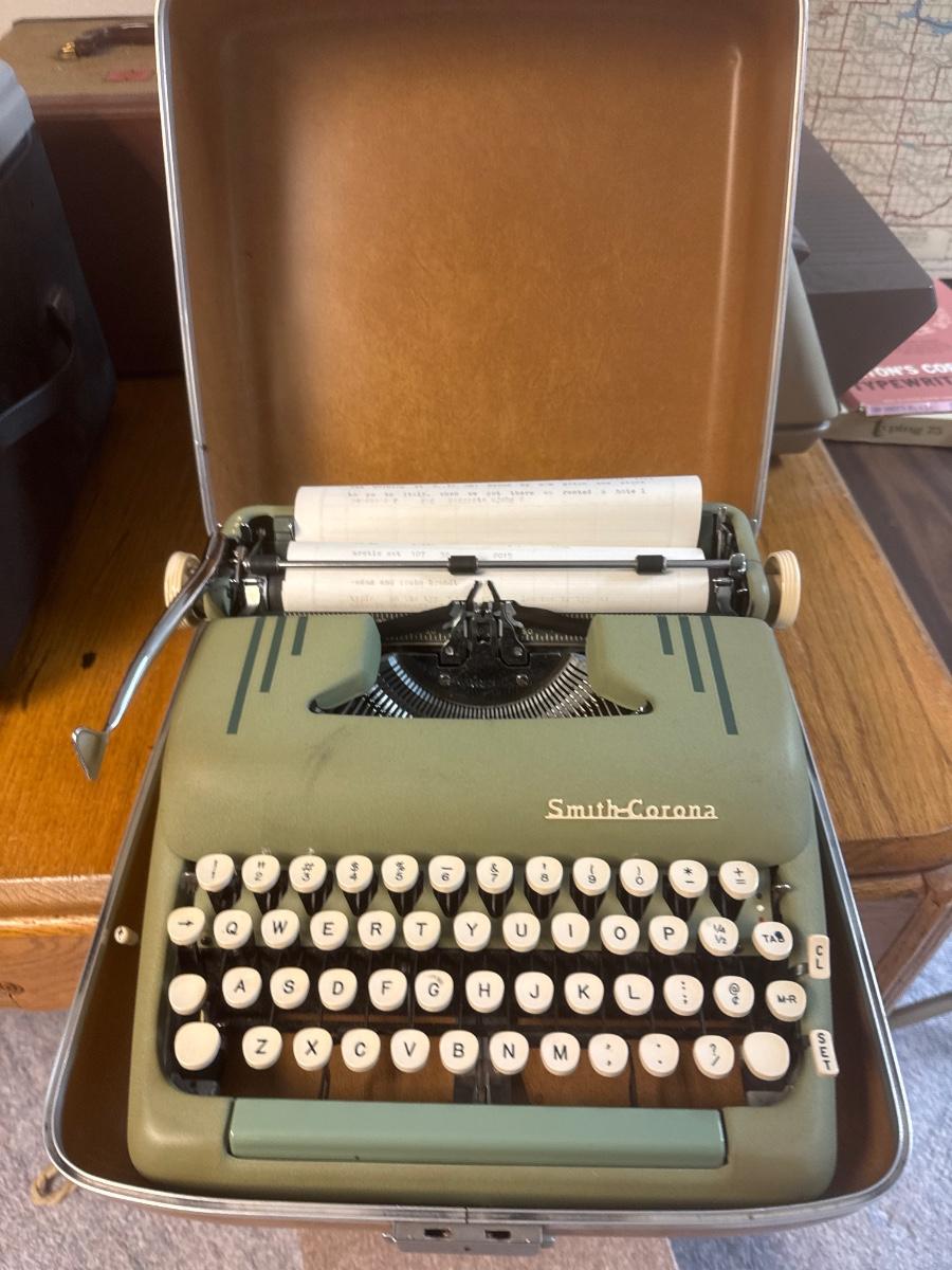 Vintage Smith Corona typewriter | EstateSales.org