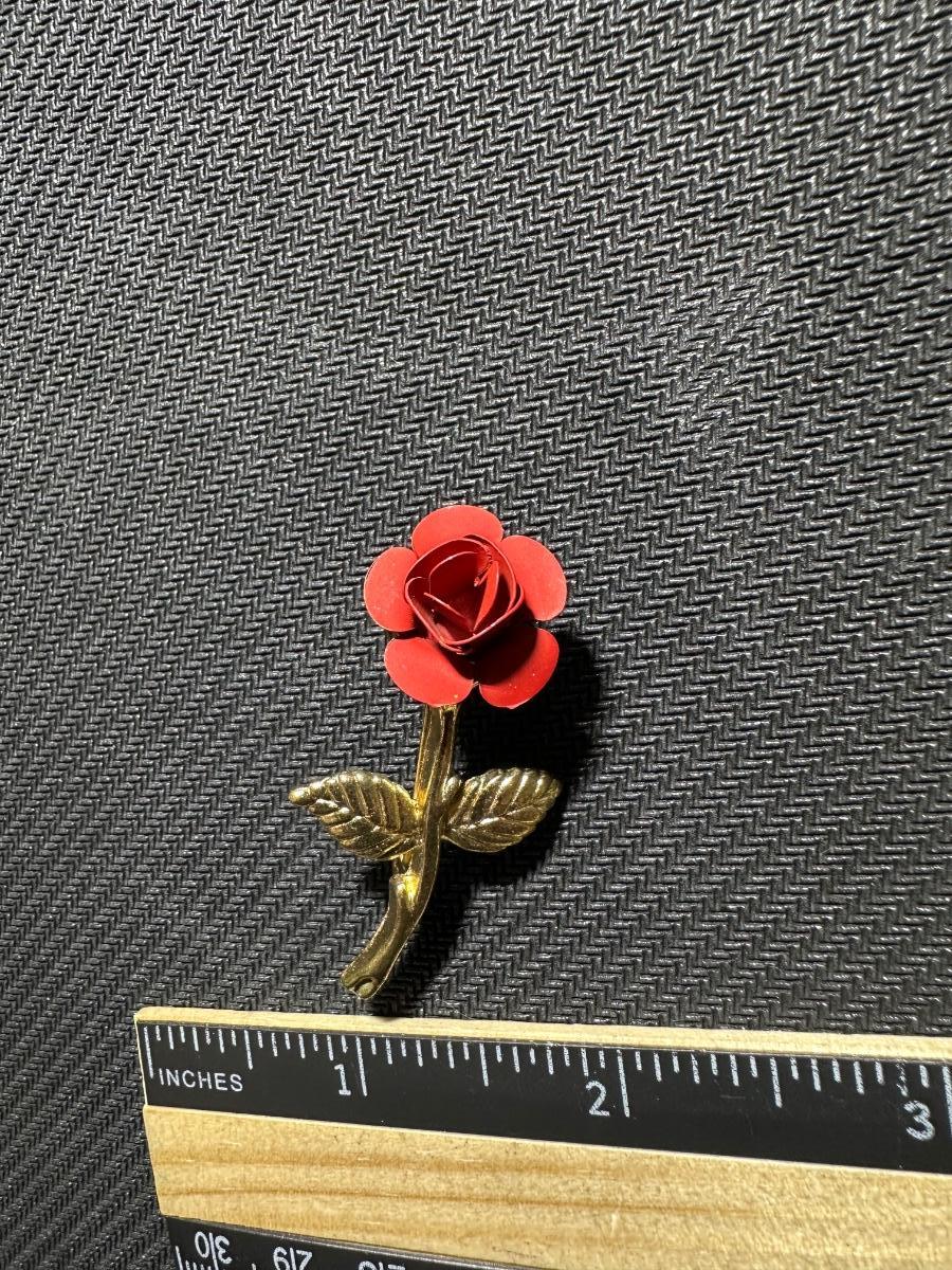Vintage gold tone layered red rose brooch/pin | EstateSales.org