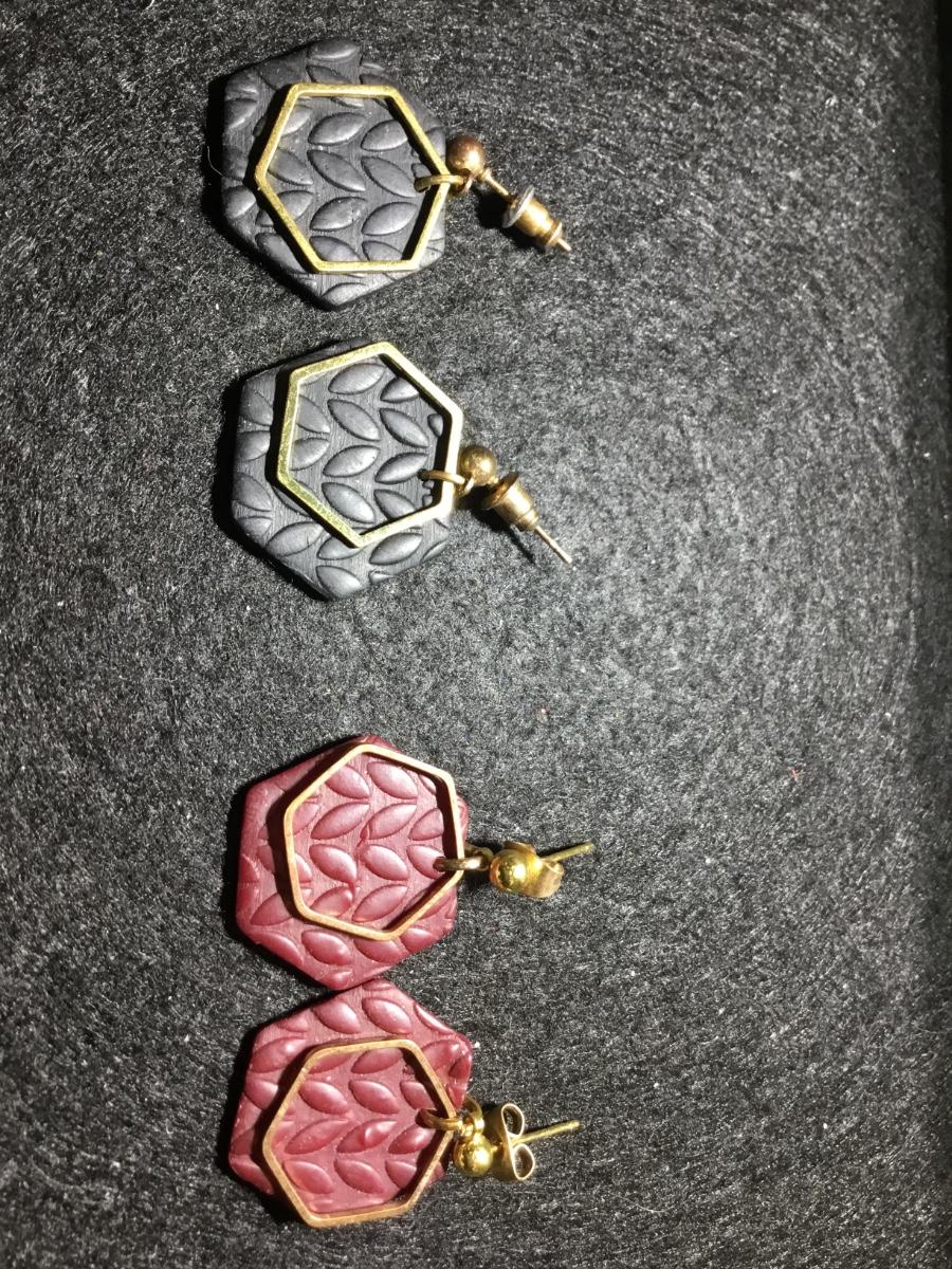 Polymer clay type hexagon jump ring earrings black and maroon ...