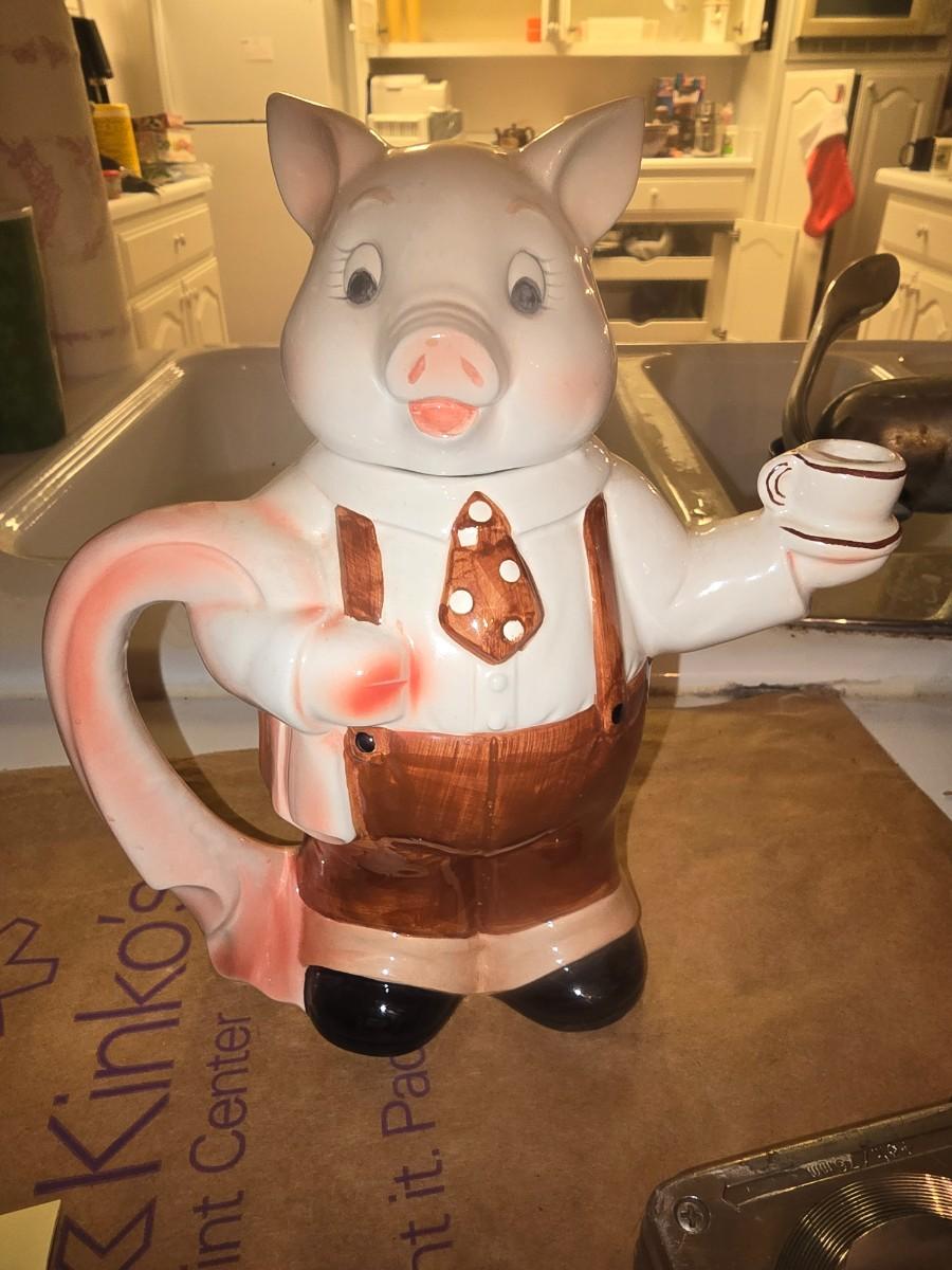Pig tea pot | EstateSales.org