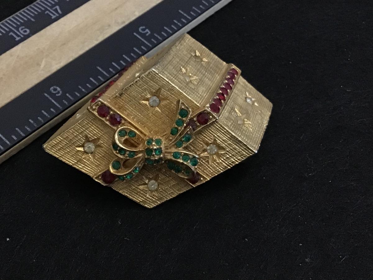 Jeannie Vintage Present Brooch | EstateSales.org