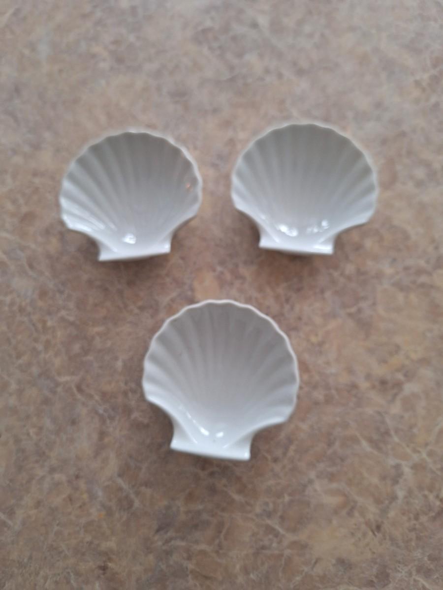 3 Shell Dishes | EstateSales.org