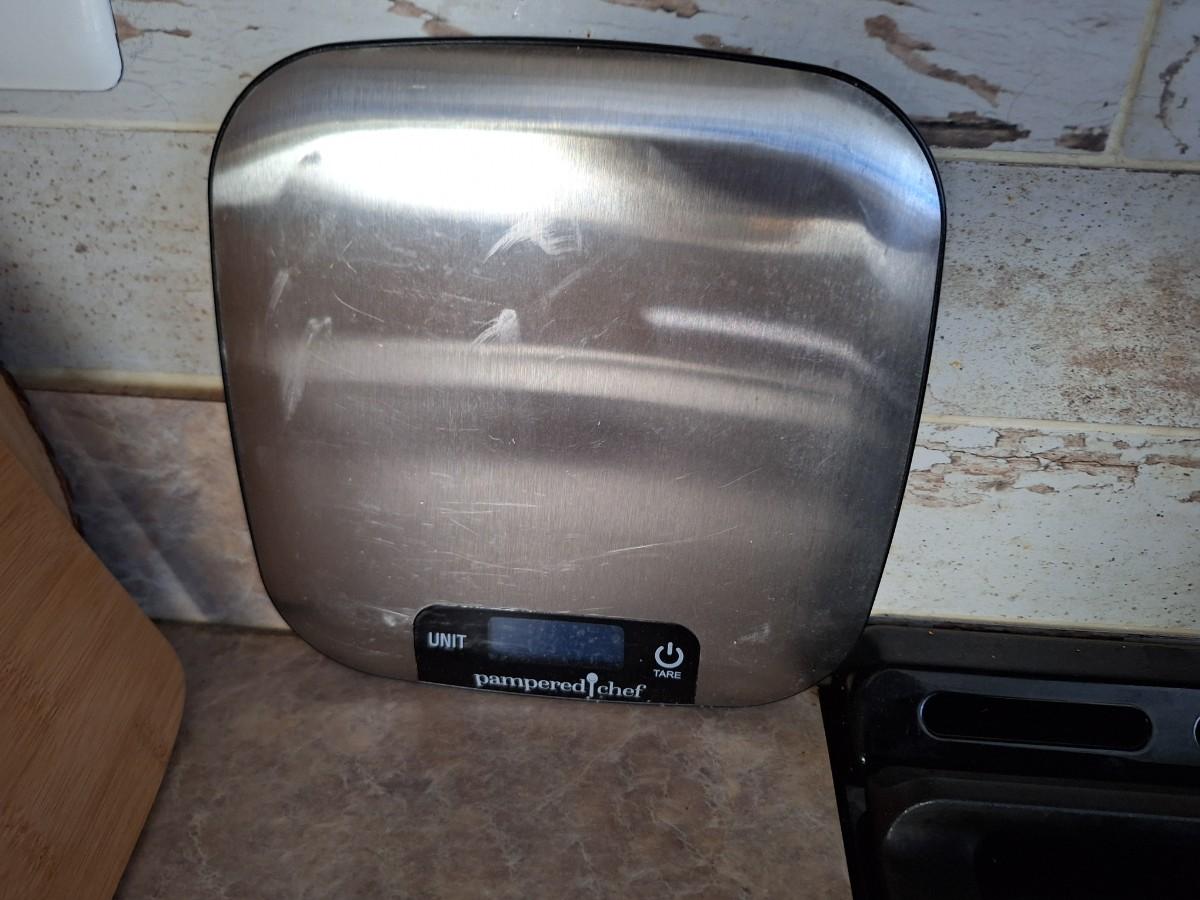 Pampered chef scale | EstateSales.org
