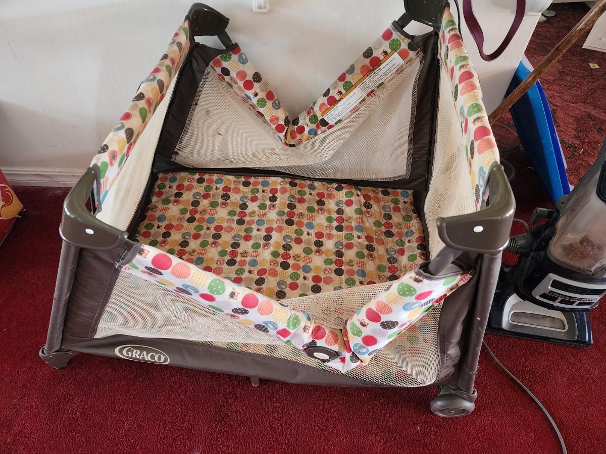 Pack and play. | EstateSales.org