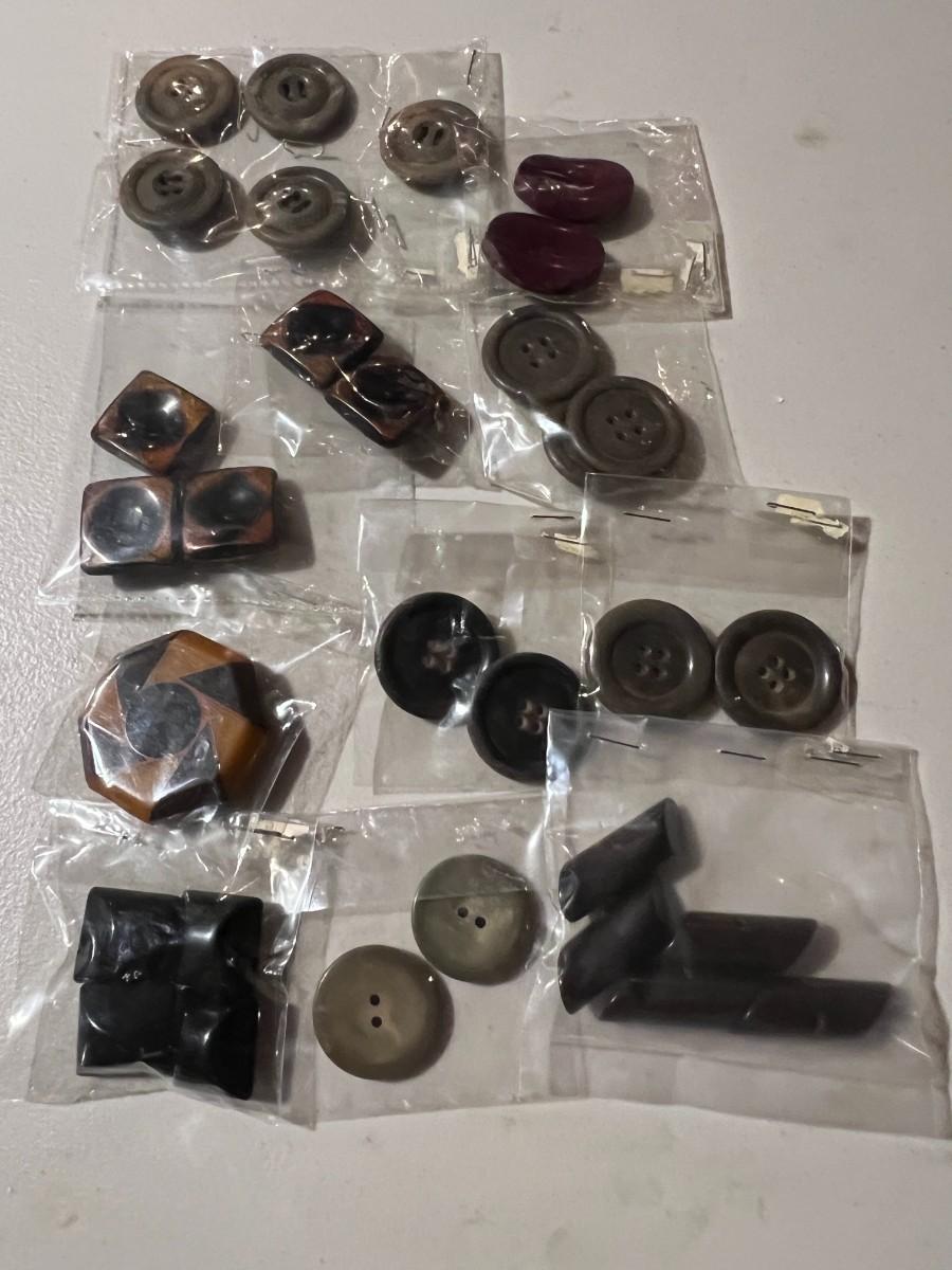 Vintage Bakelite Buttons | EstateSales.org