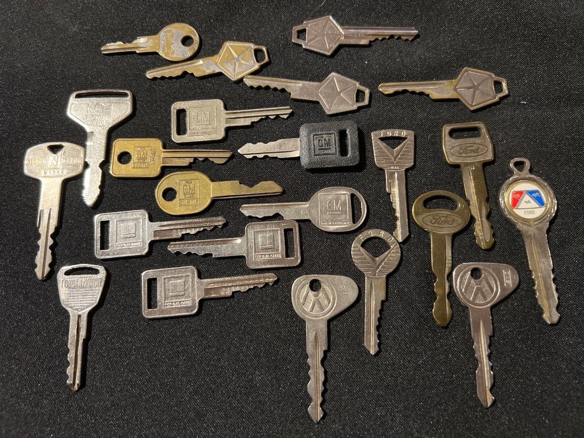 Vintage car keys | EstateSales.org