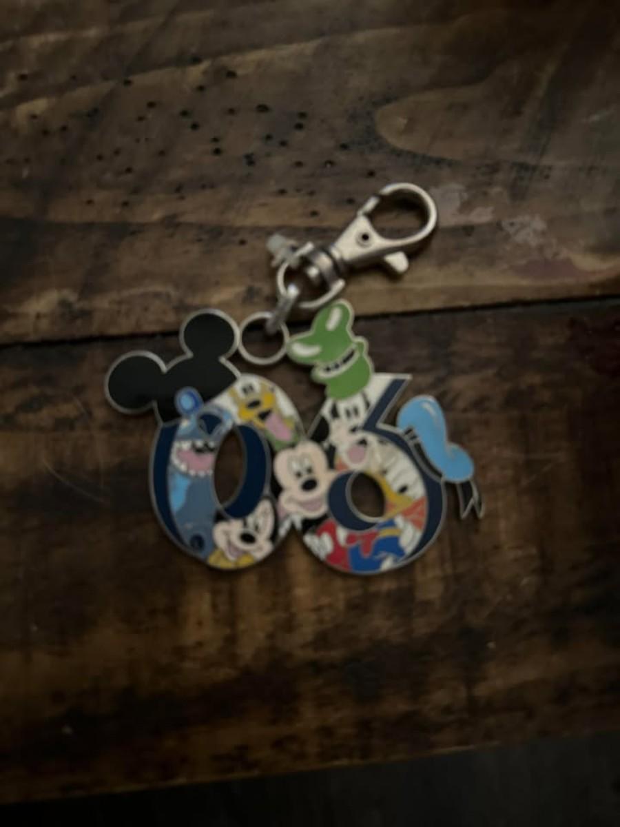WALT DISNEY WORLD KEYCHAIN | EstateSales.org