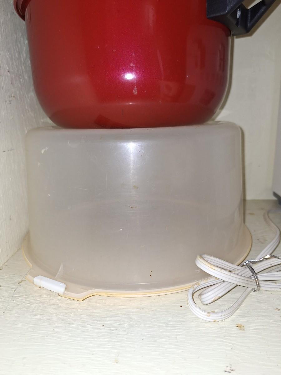 Tupperware Cake server w/ Dome | EstateSales.org