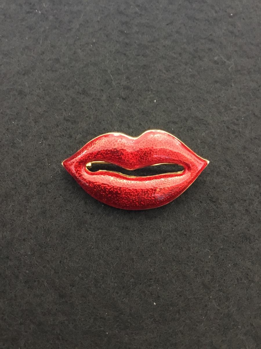 Super cute, gold, toned, red enamel lips, brooch pin | EstateSales.org