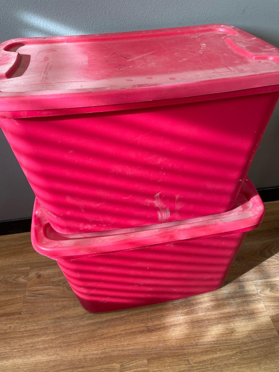 2 red totes | EstateSales.org