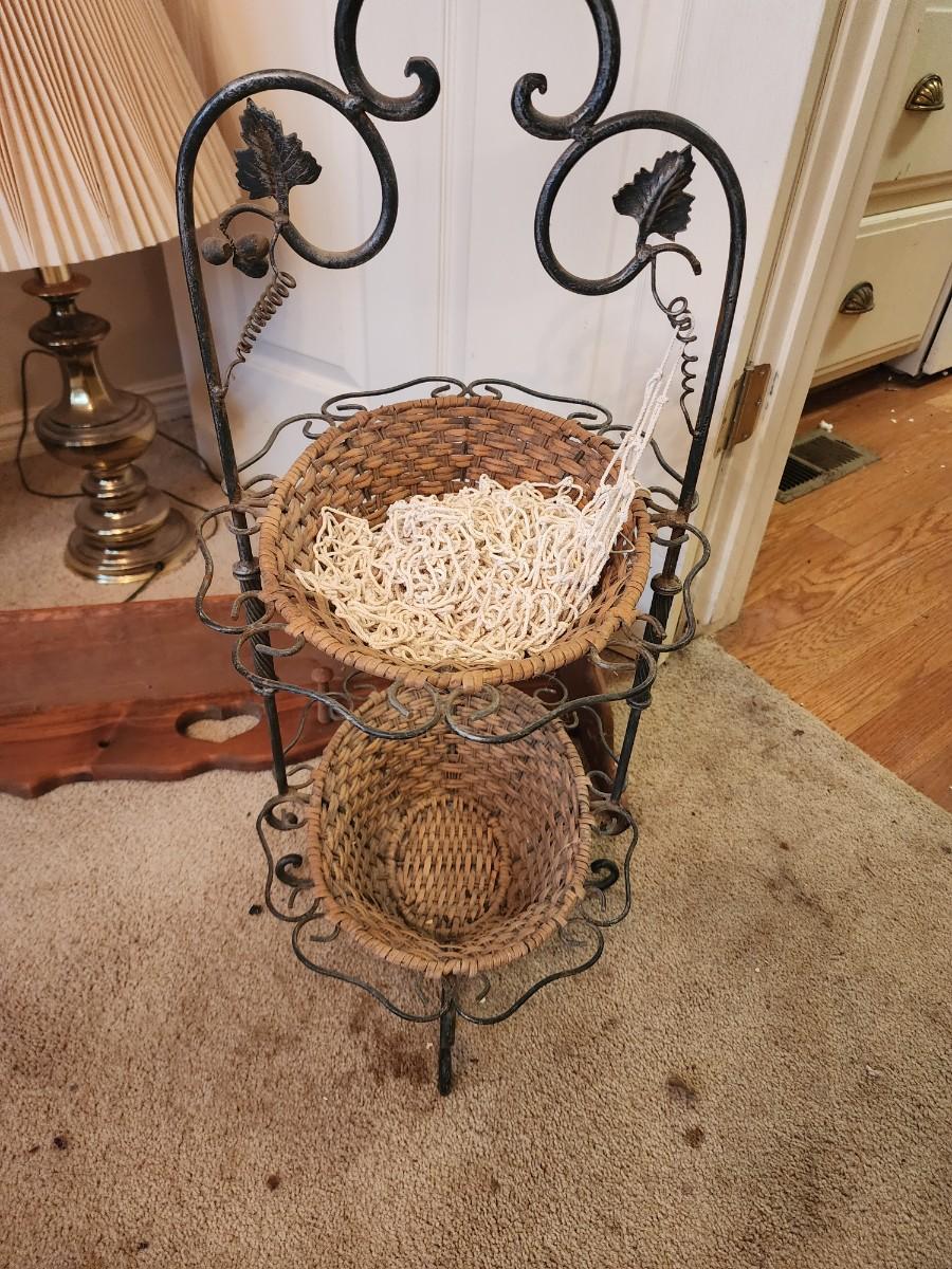 Decorative basket display | EstateSales.org