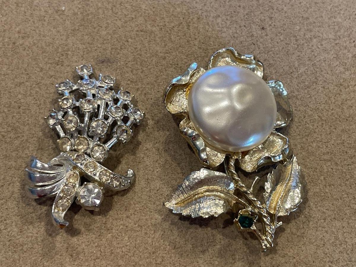 2 vintage brooches | EstateSales.org