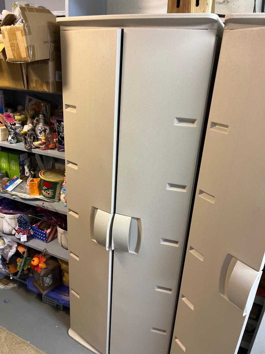 Rubbermaid cabinet #2 | EstateSales.org