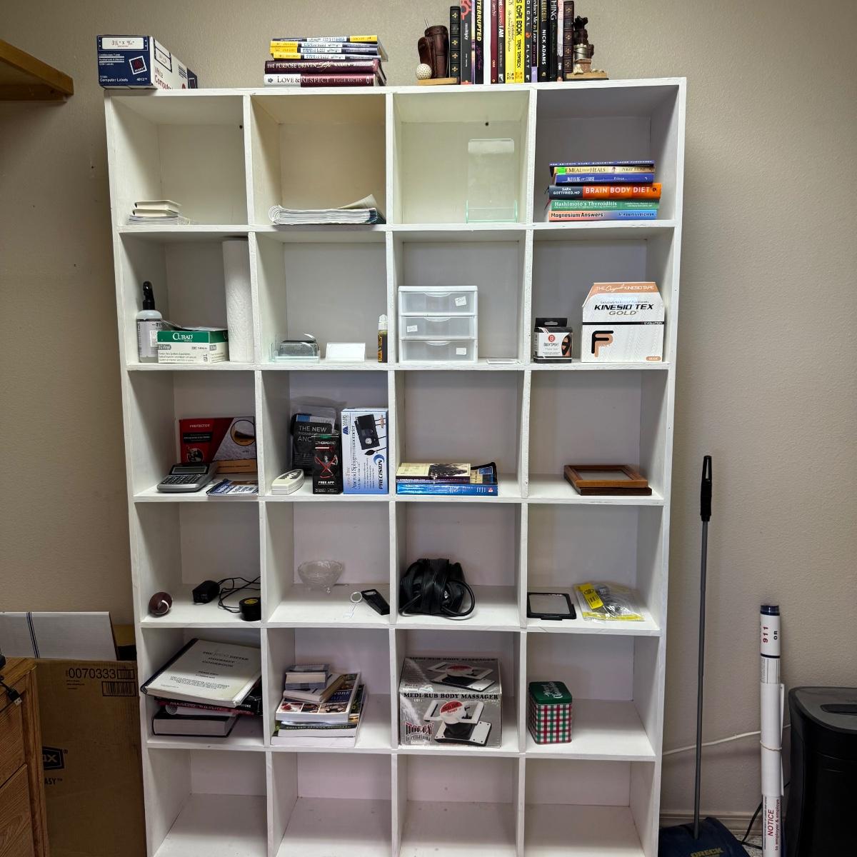 White office cubicle and office items in cubicle only | EstateSales.org