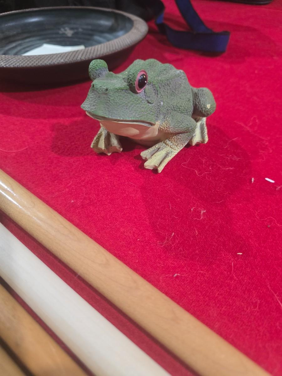 Small frog | EstateSales.org
