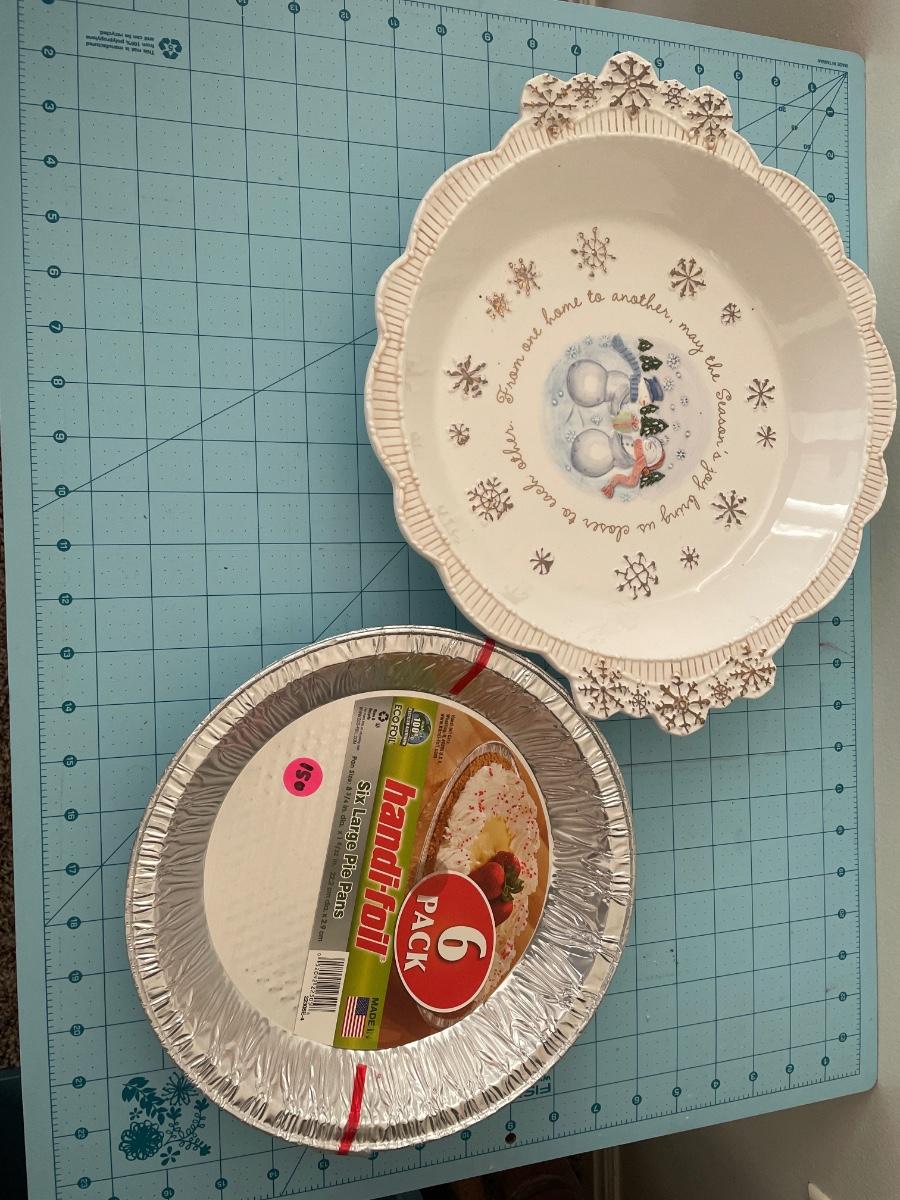 Decorative pie pan | EstateSales.org