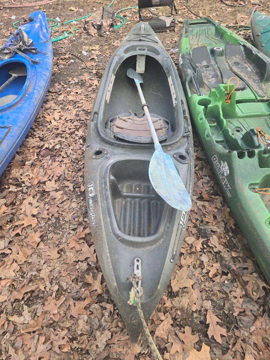 Grey kayak | EstateSales.org