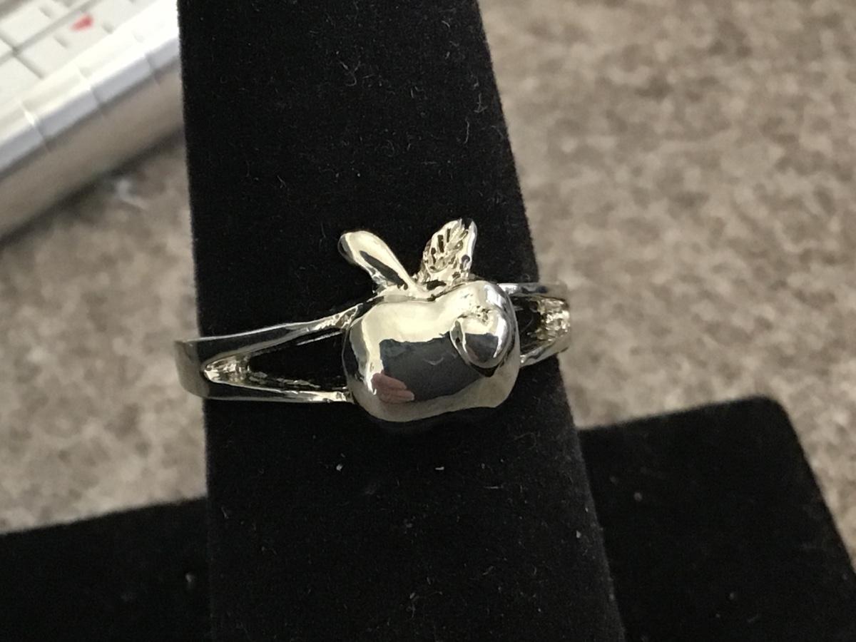 Apple Ring | EstateSales.org