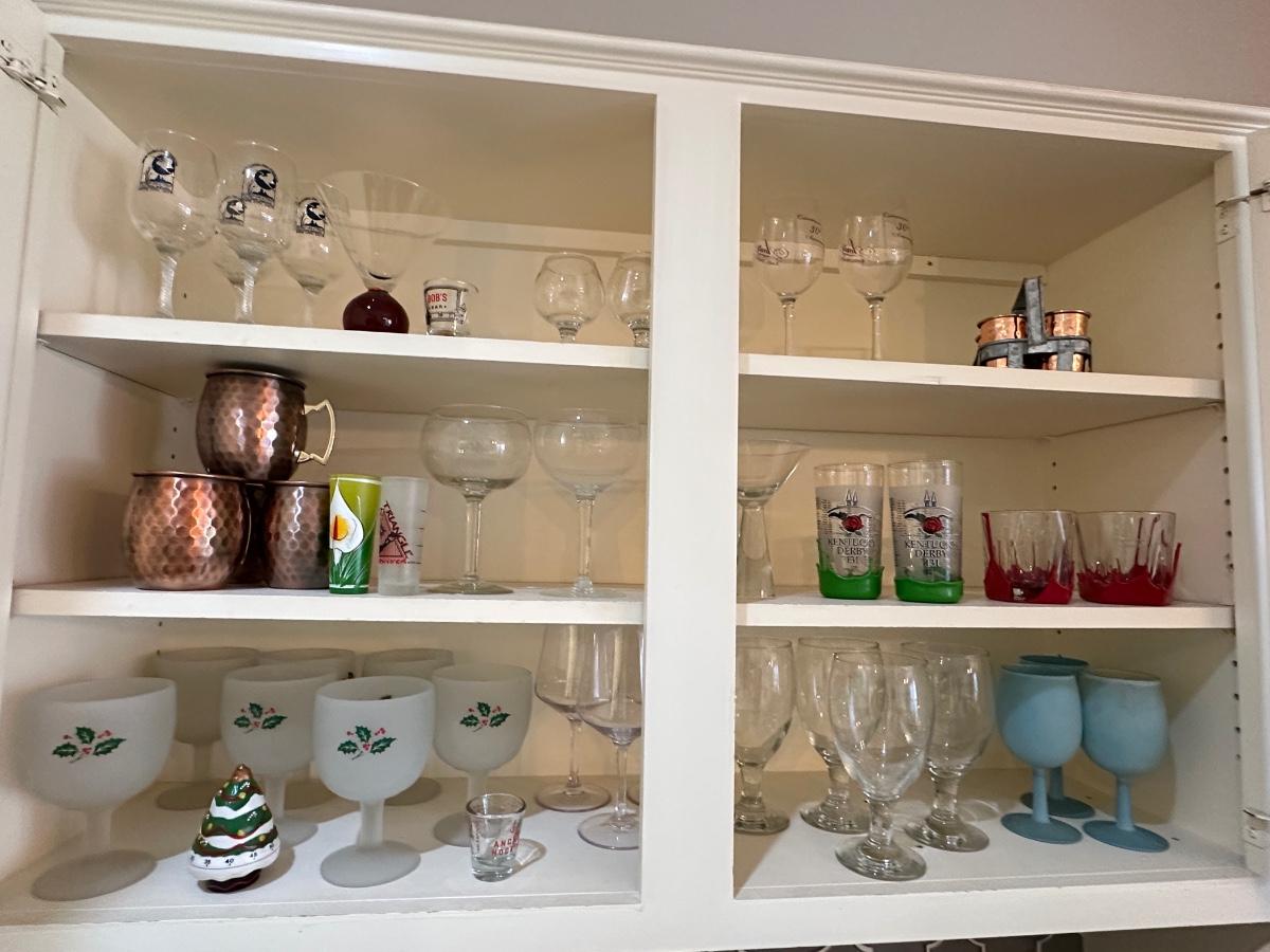 Kitchen - assorted kitchen glasses | EstateSales.org