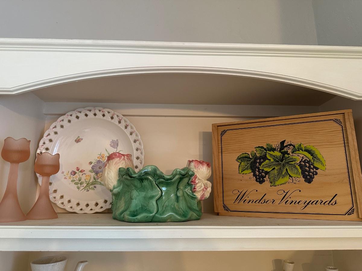 Decor lot | EstateSales.org