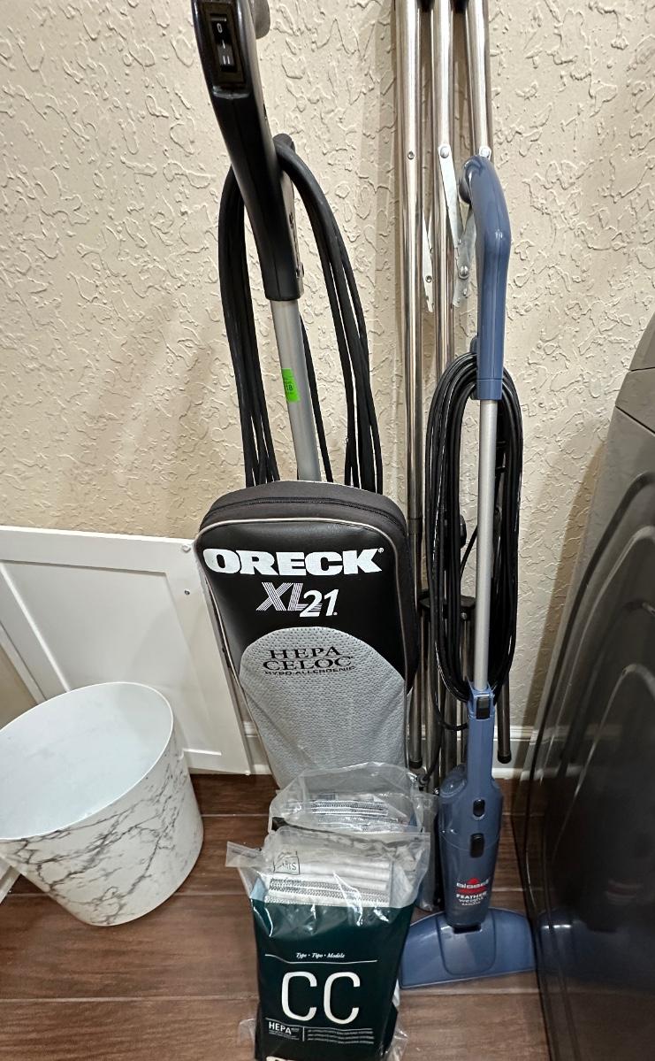 Oreck XL21 Vacum lot | EstateSales.org